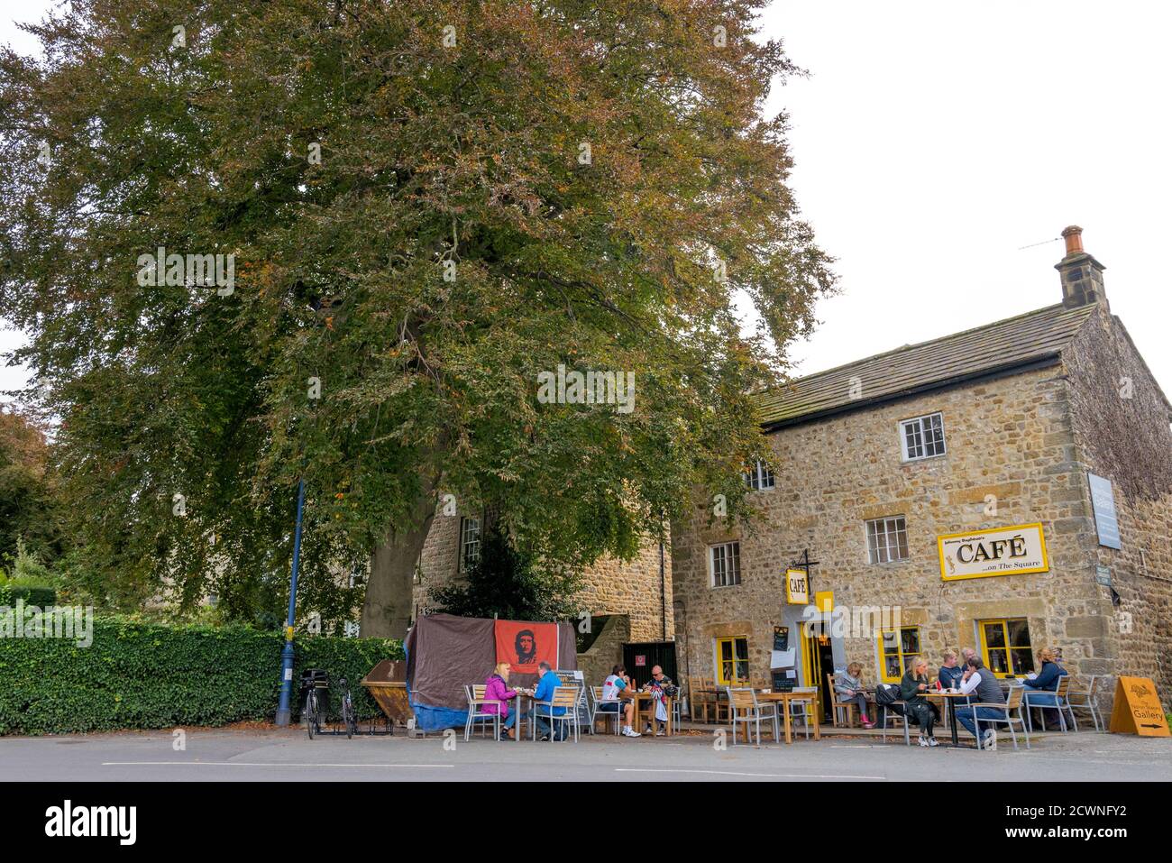 Customers outside cafe hi-res stock photography and images - Alamy