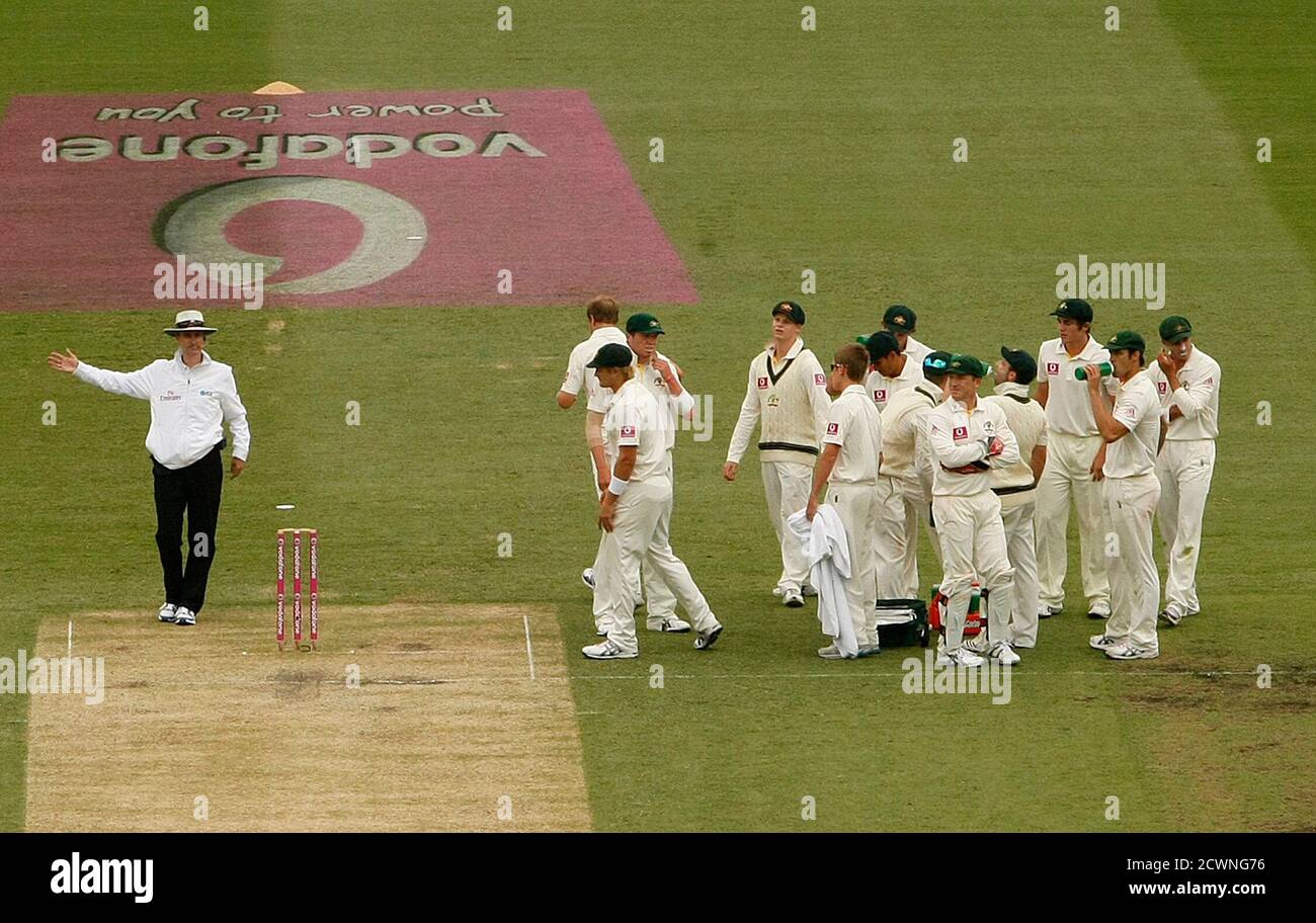 Umpire billy bowden hi-res stock photography and images - Alamy