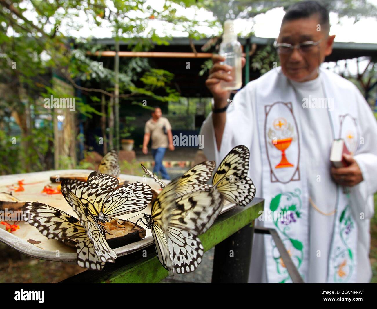 Catholic priest sprinkles holy water hi-res stock photography and ...