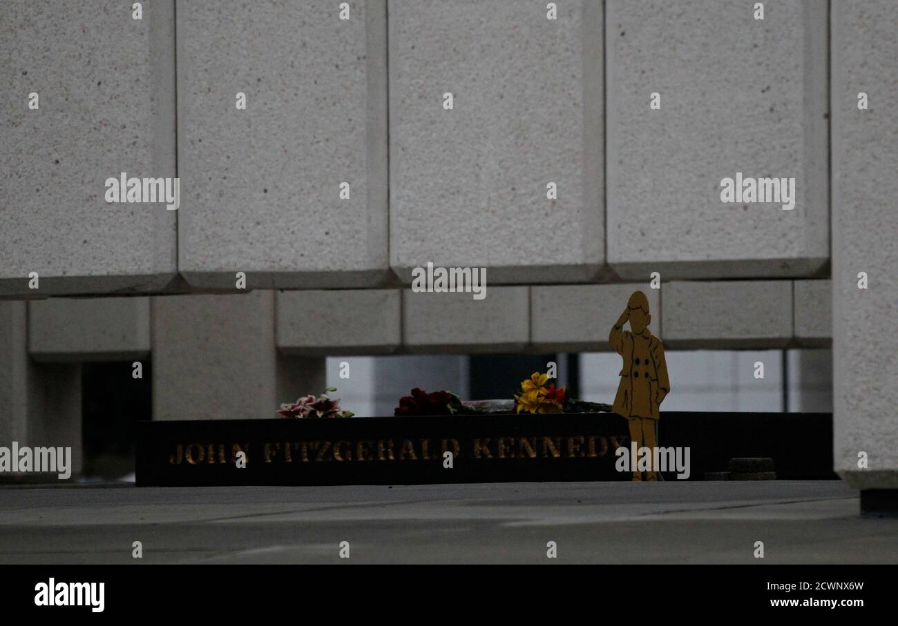 John kennedy jr at fathers funeral hi-res stock photography and images ...