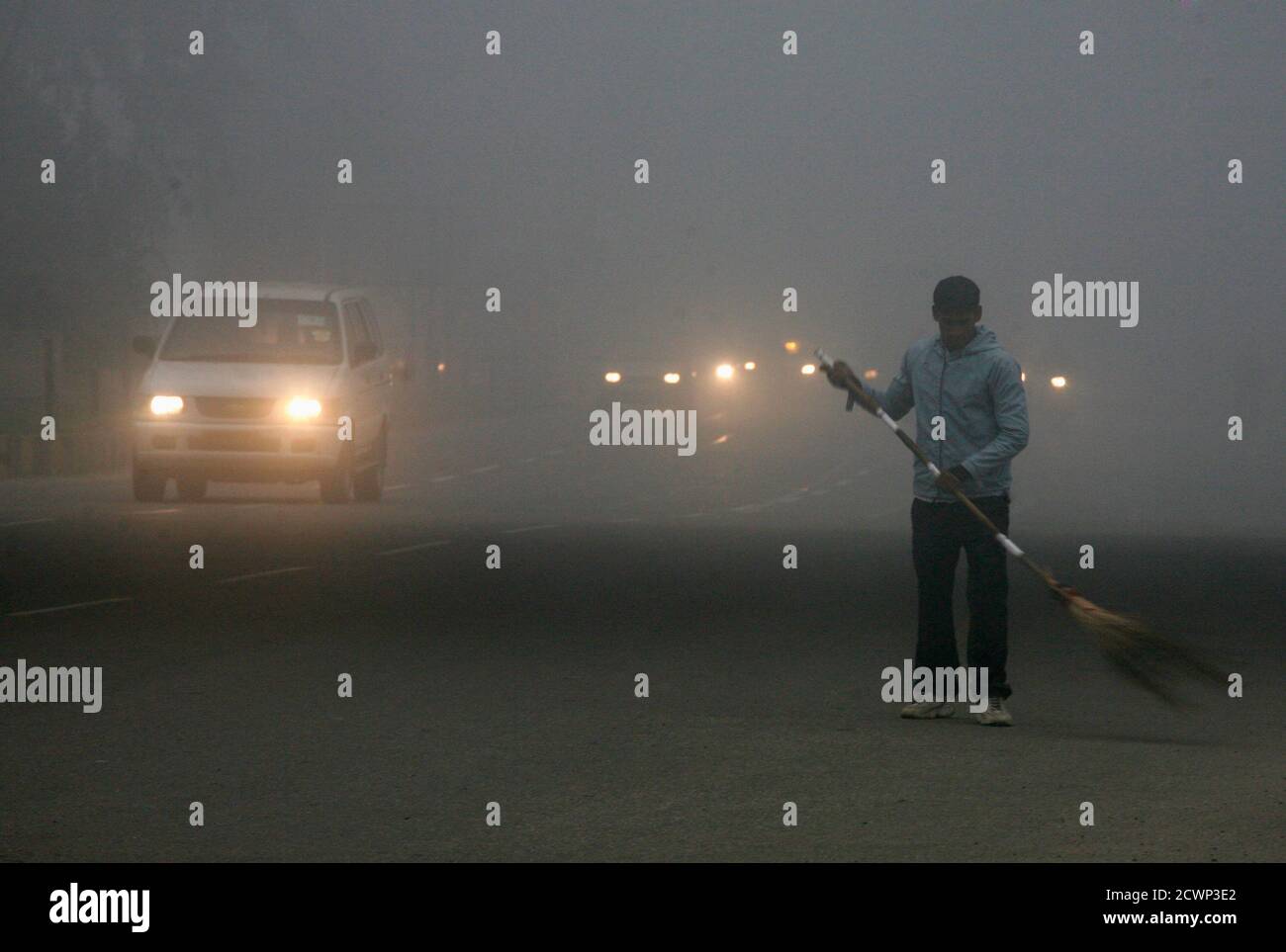 India road sweeper hi-res stock photography and images - Alamy