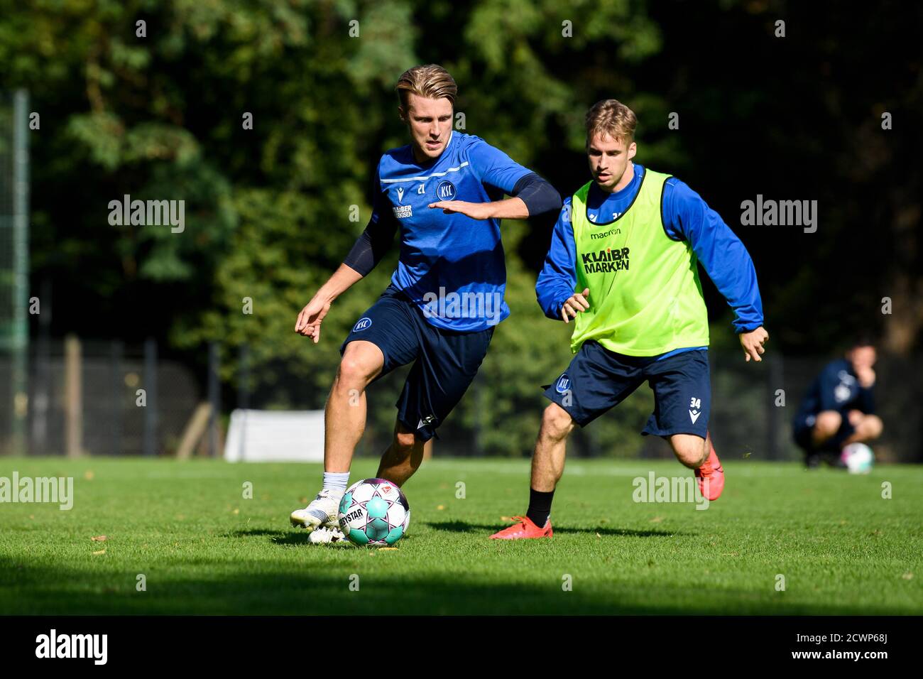 Marco Thiede (KSC) in a duels with Jannis Rabold (KSC). GES / Football ...