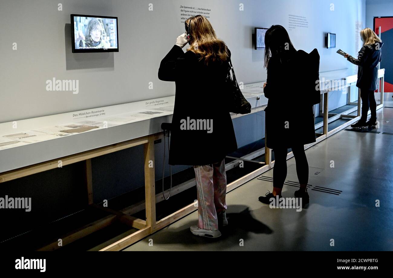 Berlin, Germany. 30th Sep, 2020. Visitors to the exhibition "Hautnah ...