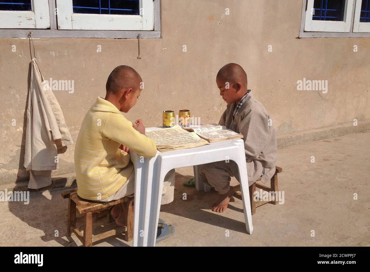 Chinese children read street hi-res stock photography and images - Alamy