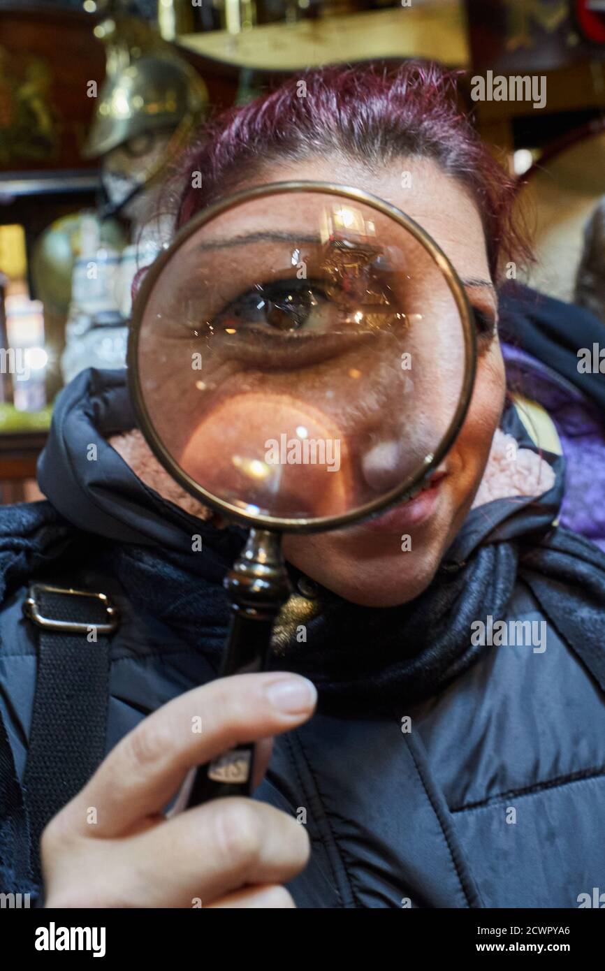 Detective magnifying glass hi-res stock photography and images - Alamy