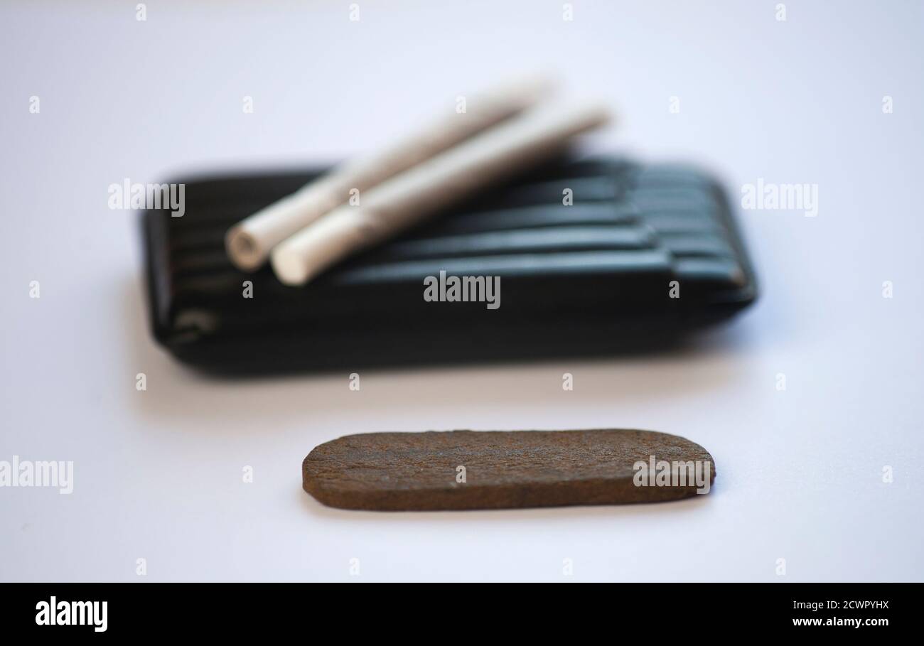 Brown Cigarettes High Resolution Stock Photography and Images - Alamy