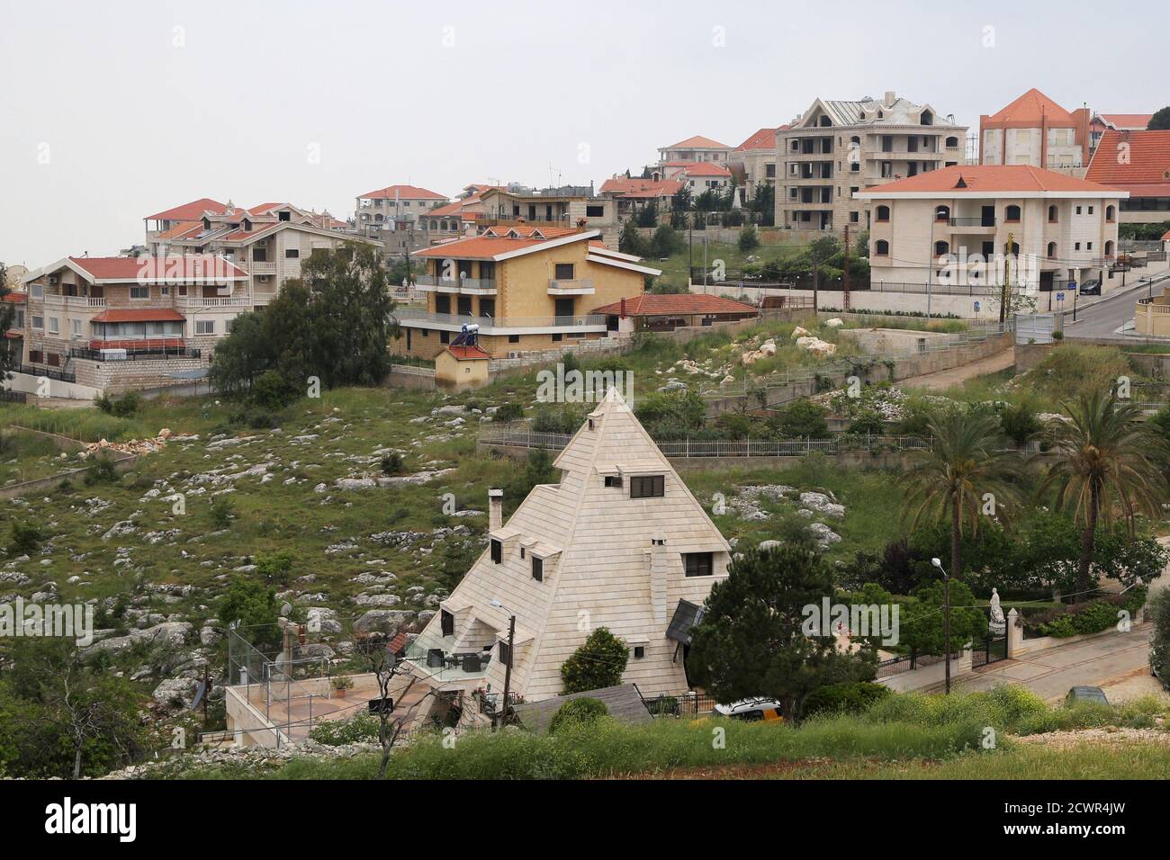Pyramid shape temples hi-res stock photography and images - Alamy