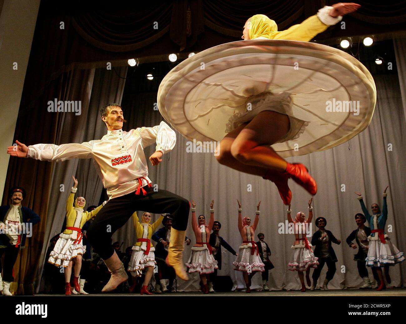 Cossacks dance hi-res stock photography and images - Alamy