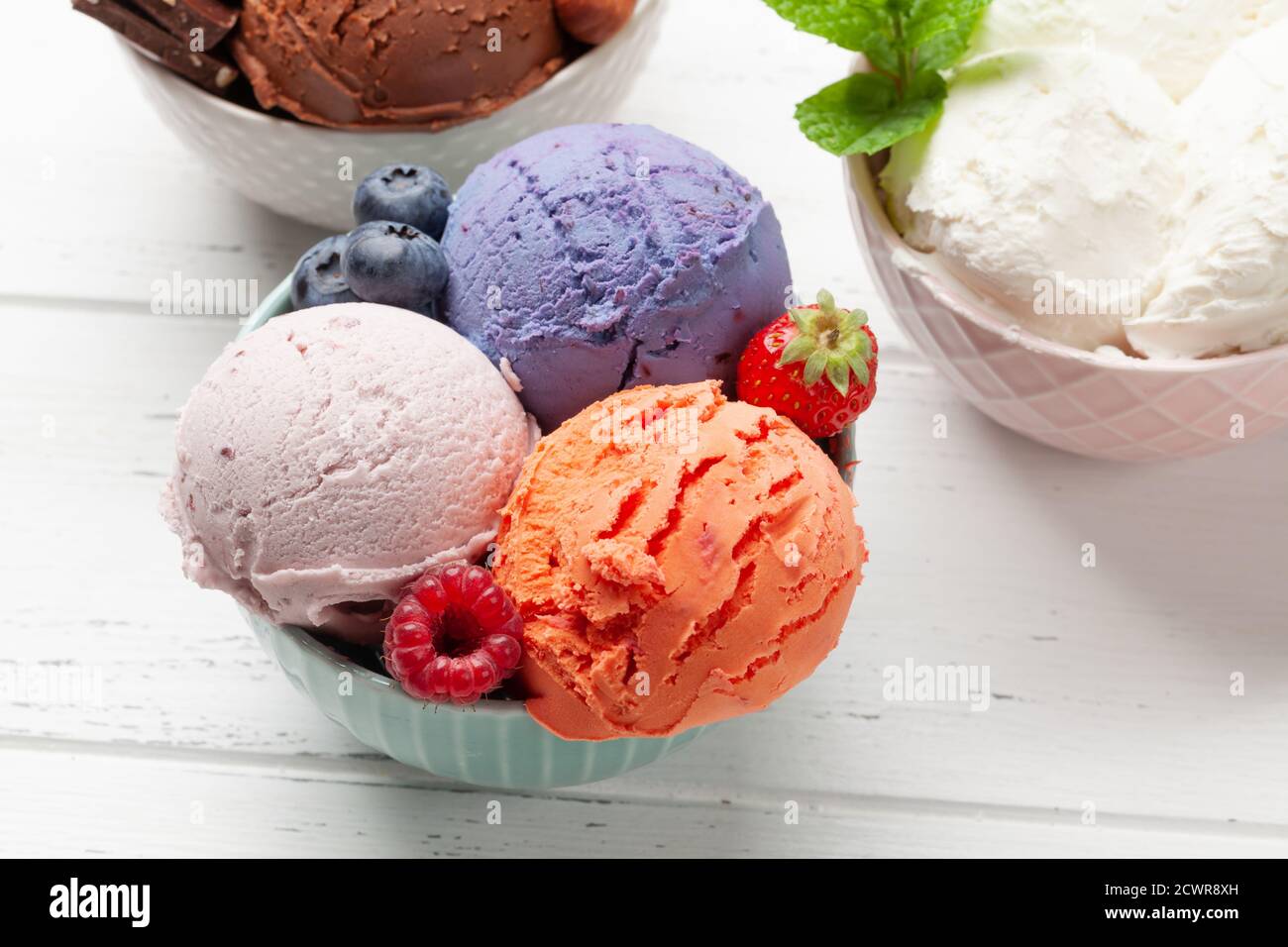 Berry, vanilla and chocolate ice cream sundae Stock Photo - Alamy