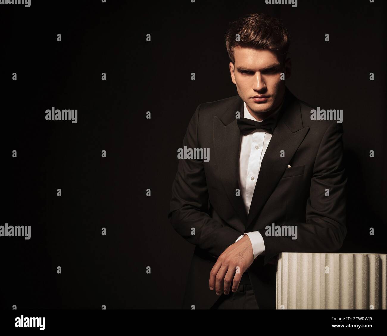 Column and tie hi-res stock photography and images - Alamy