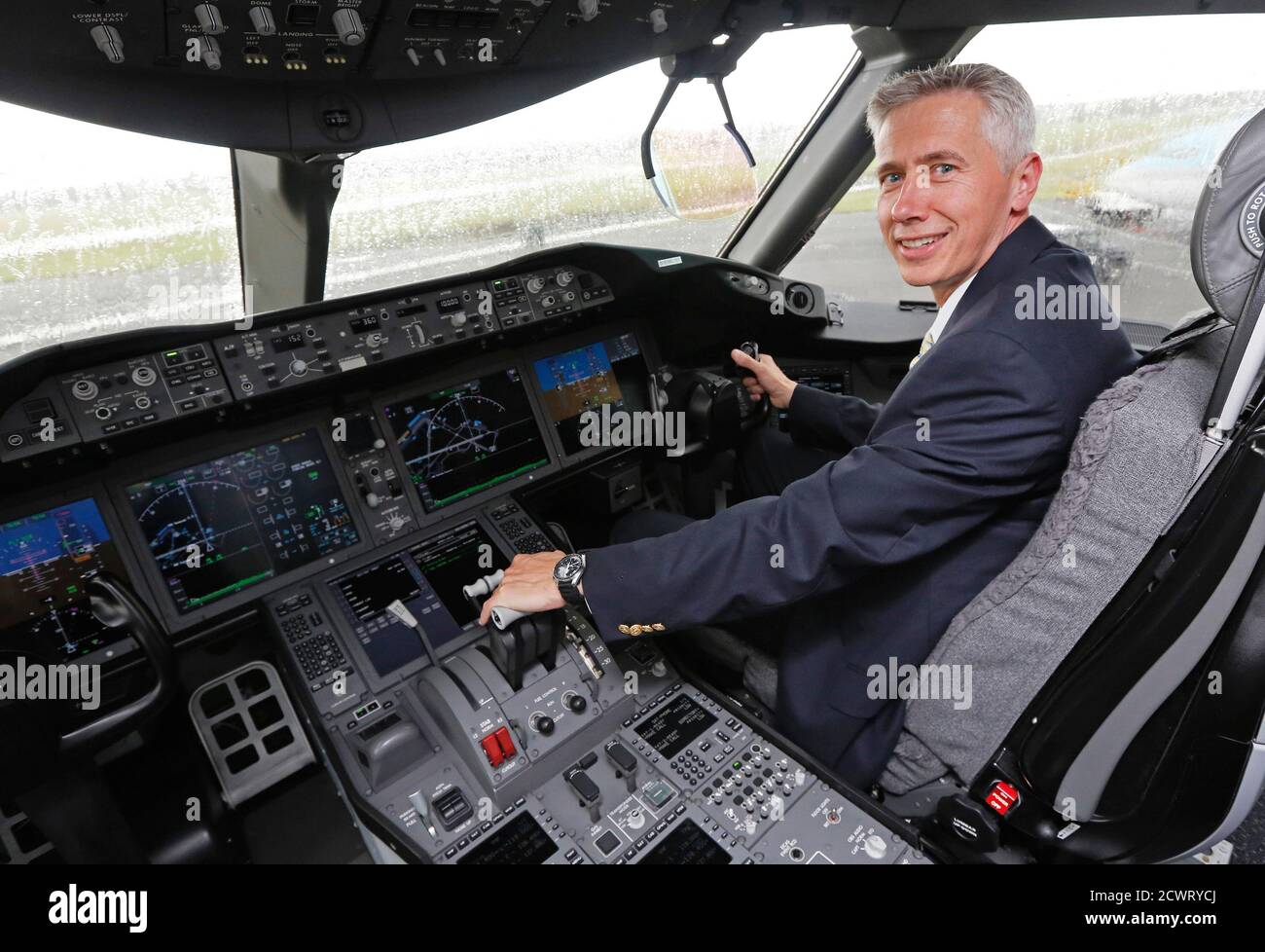 Boeing 787 dreamliner cockpit controls hi-res stock photography and ...