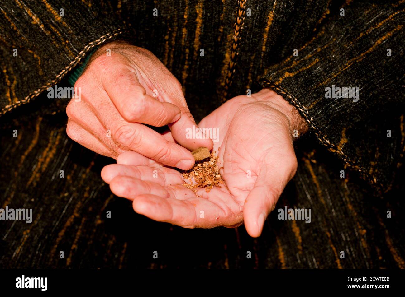 Old man with cigar in his mouth hi-res stock photography and images - Alamy
