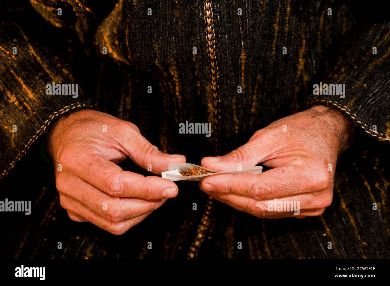 Old man with cigar in his mouth hi-res stock photography and images - Alamy