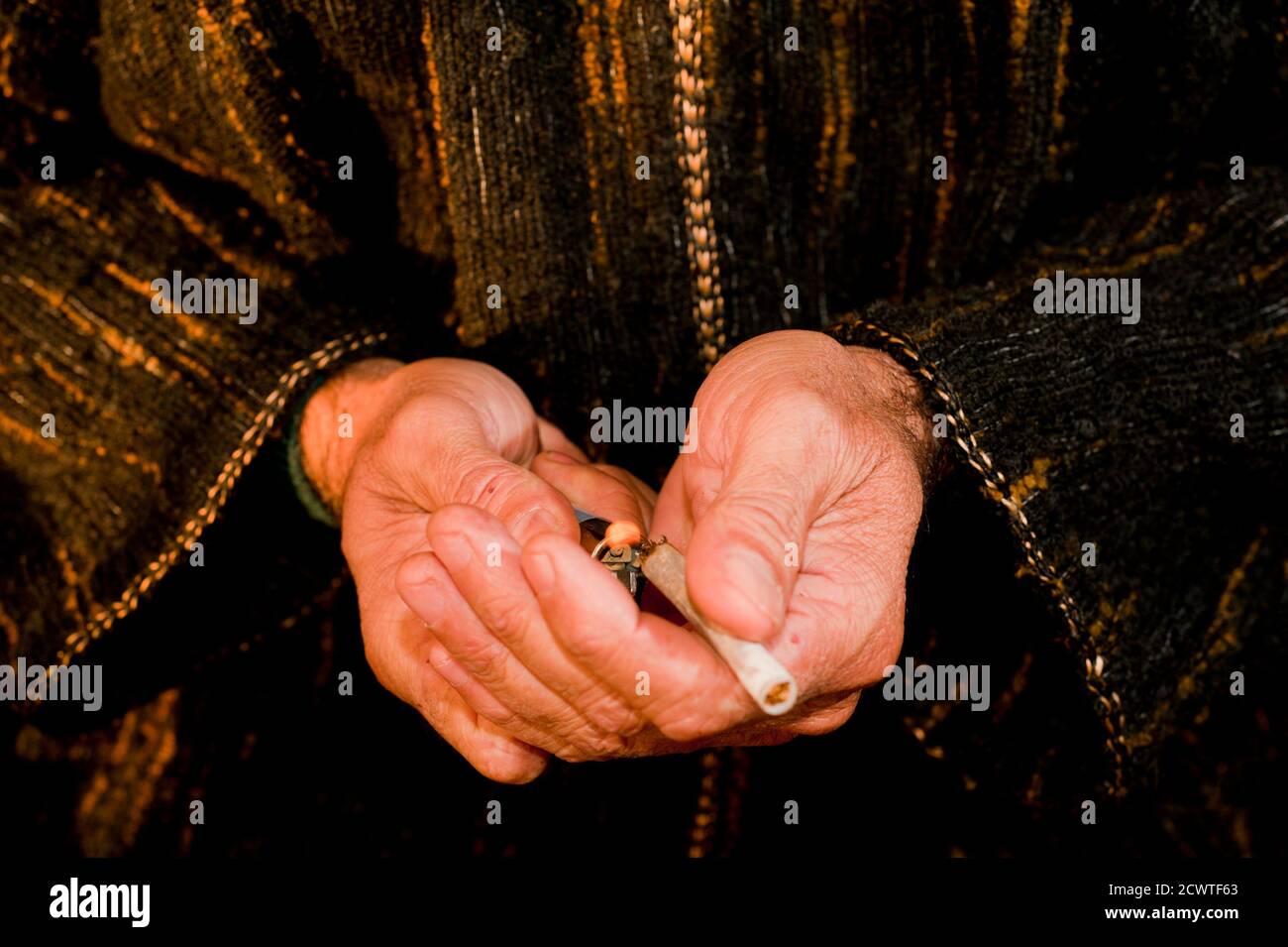 Old man with cigar in his mouth hi-res stock photography and images - Alamy