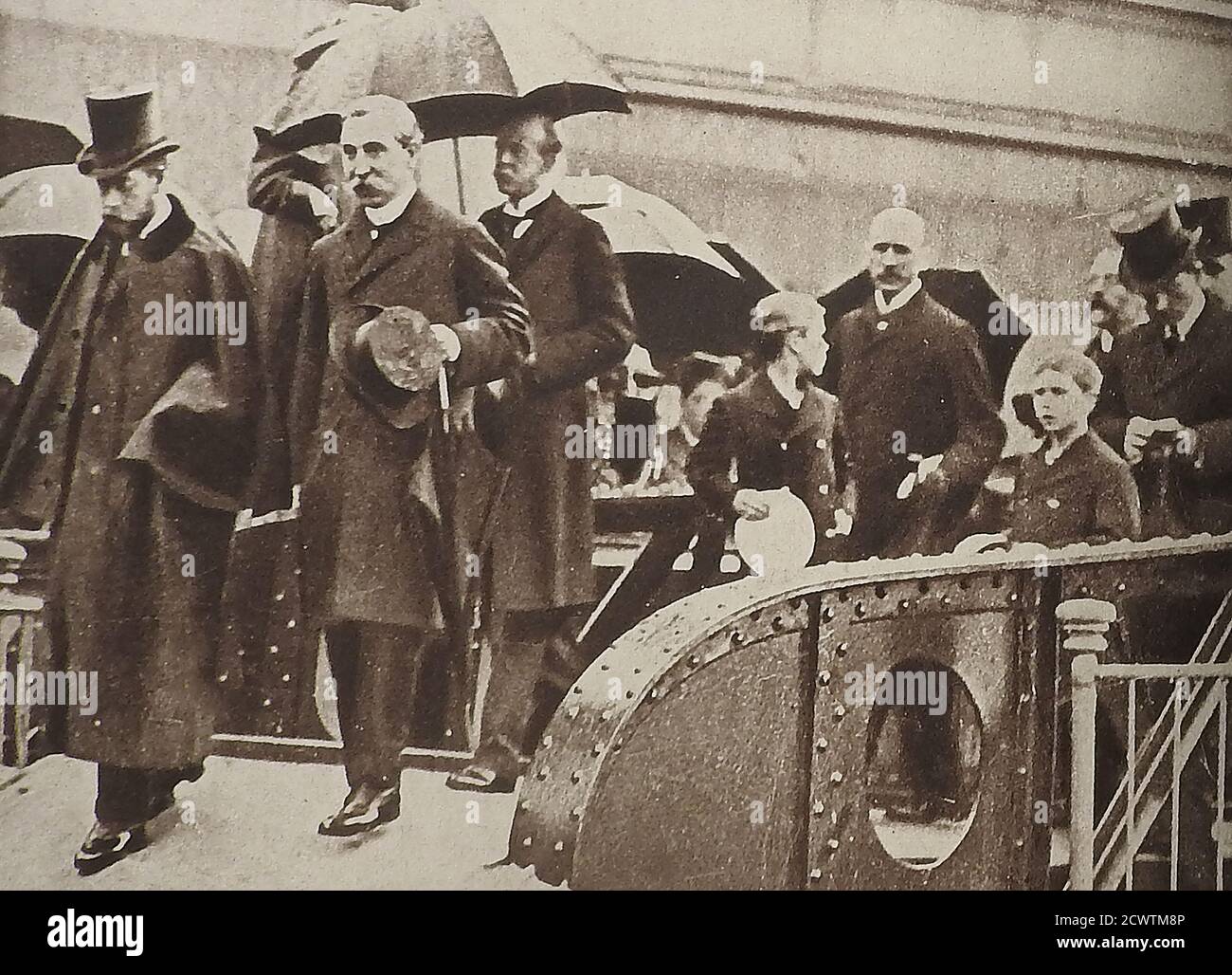 Steam train london 1905 hi-res stock photography and images - Alamy