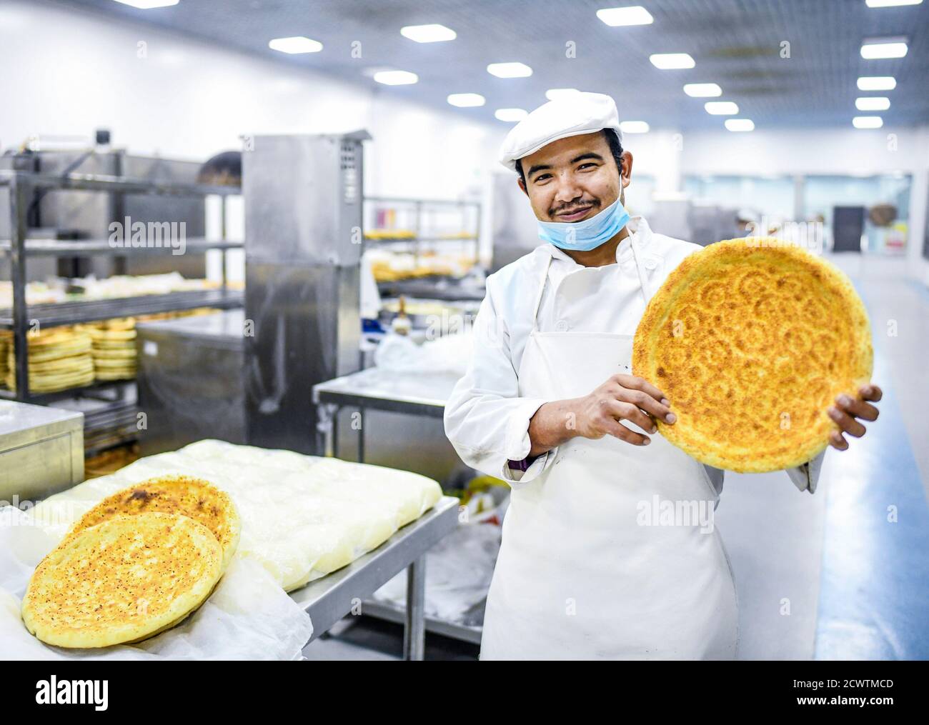 (200930) -- URUMQI, Sept. 30, 2020 (Xinhua) -- Abdu Salam, a worker ...