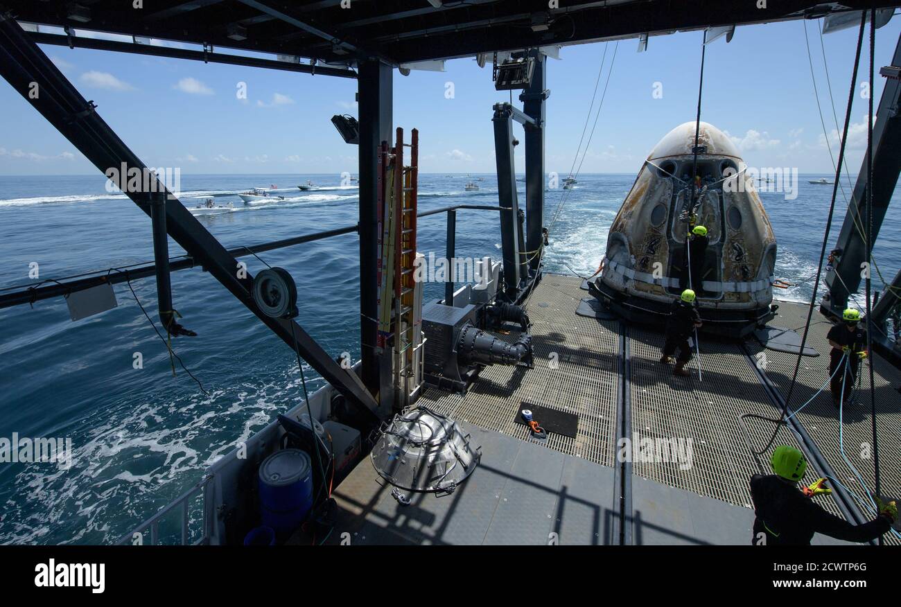SpaceX Demo-2 Landing The SpaceX Crew Dragon Endeavour spacecraft is ...