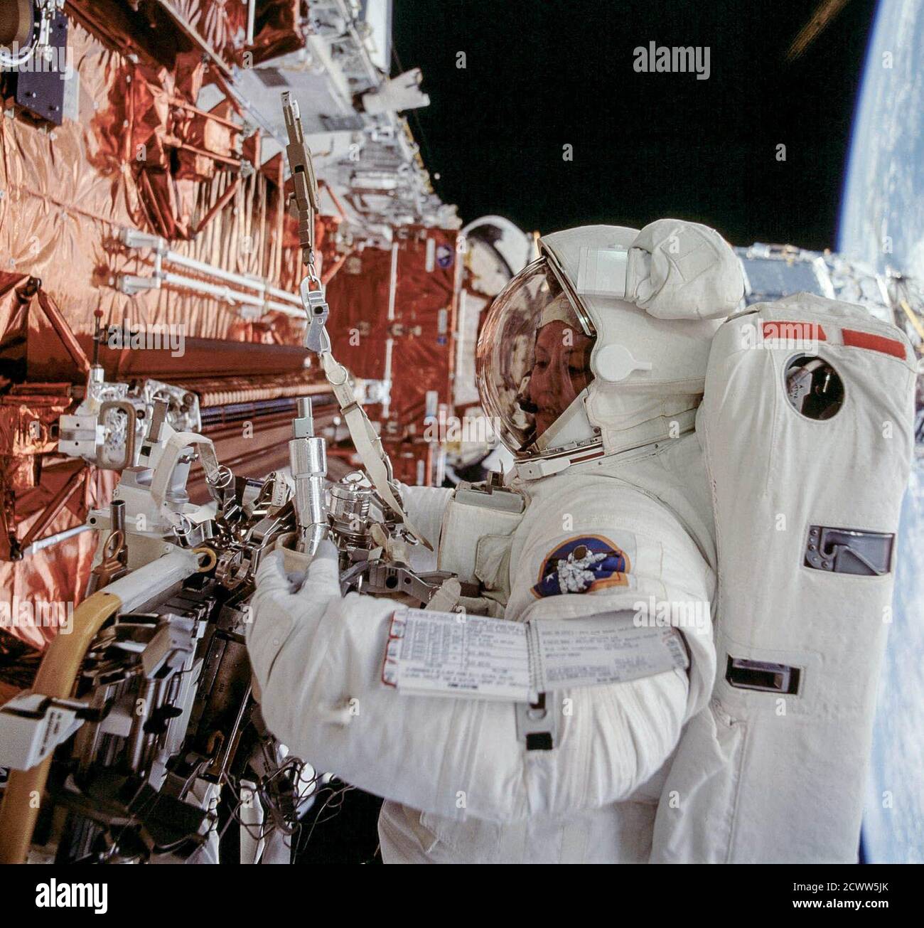 Hubble Servicing Mission 1-08 In celebration of the 25th anniversary of ...