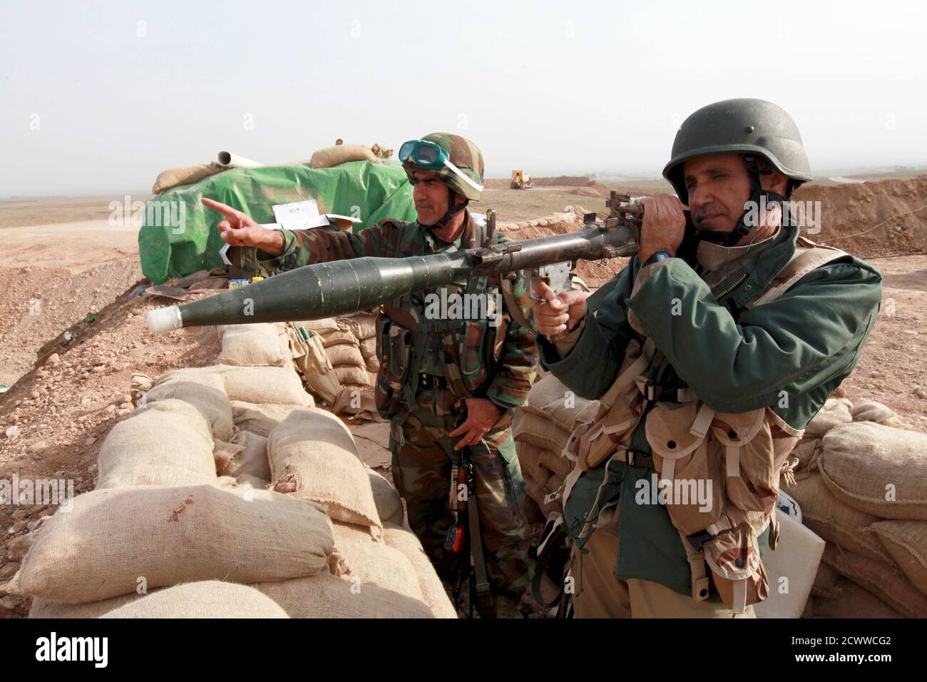 Crows in action hi-res stock photography and images - Alamy