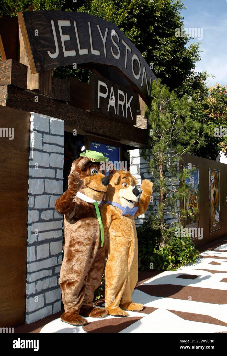 Boo boo and yogi bear High Resolution Stock Photography and Images - Alamy