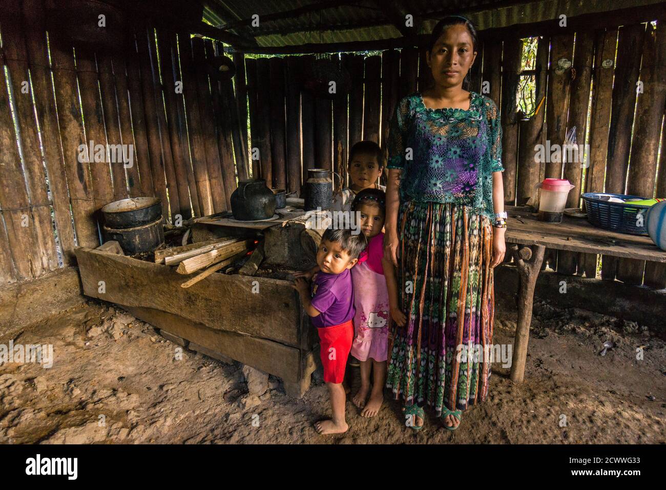 mujer Quiché y sus hijos, aldea Sanuch, Lancetillo, La Parroquia, zona ...