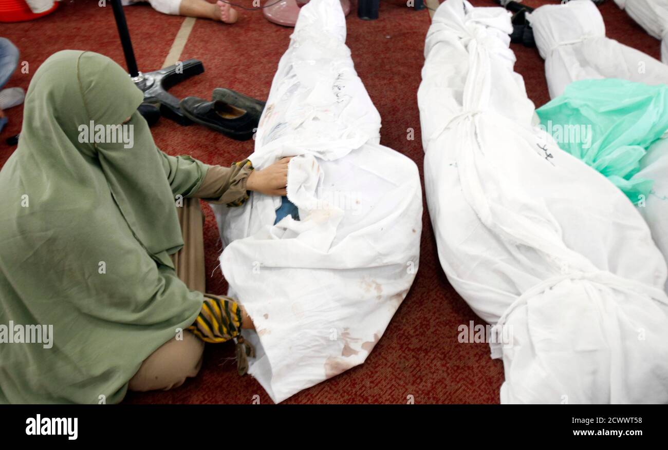 Dead bodies wrapped in white hi-res stock photography and images - Alamy