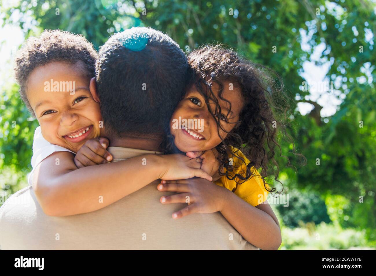 Black father and daughter hugging hi-res stock photography and images - Alamy
