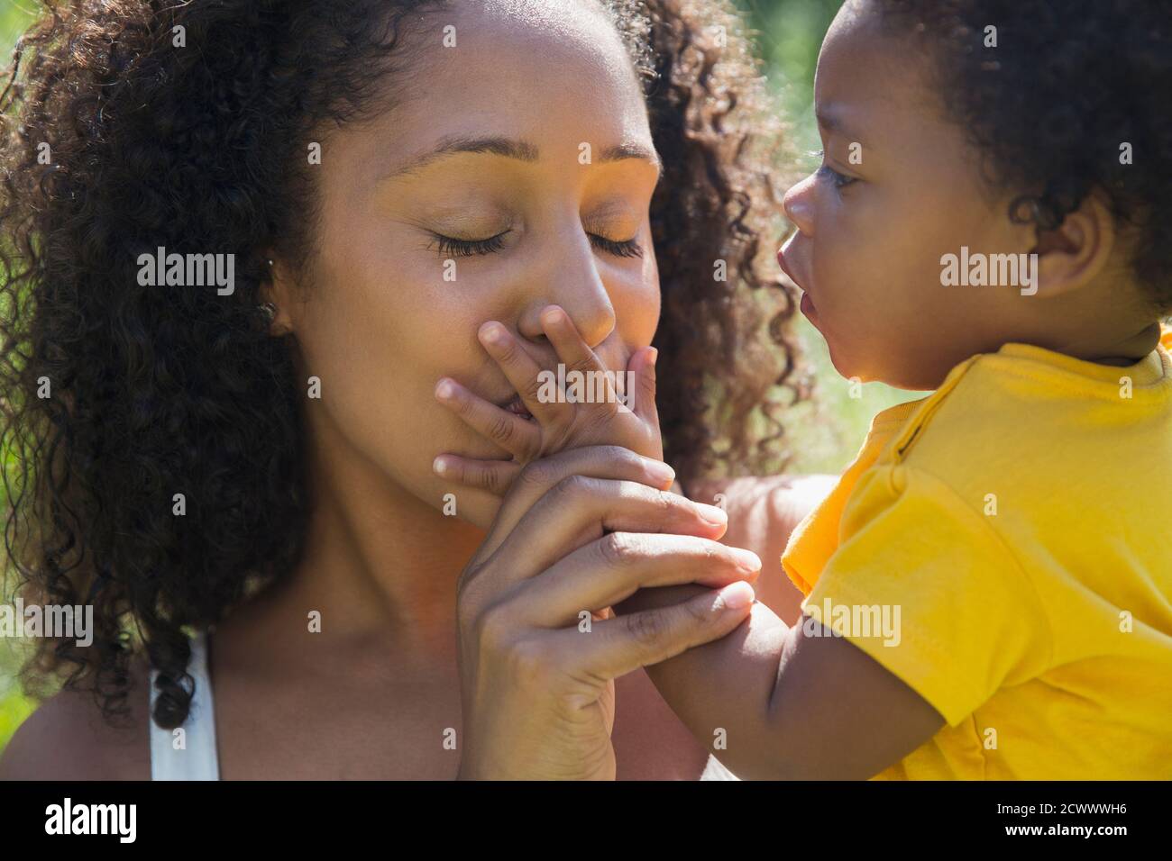 Daughter kiss mother hi-res stock photography and images - Alamy