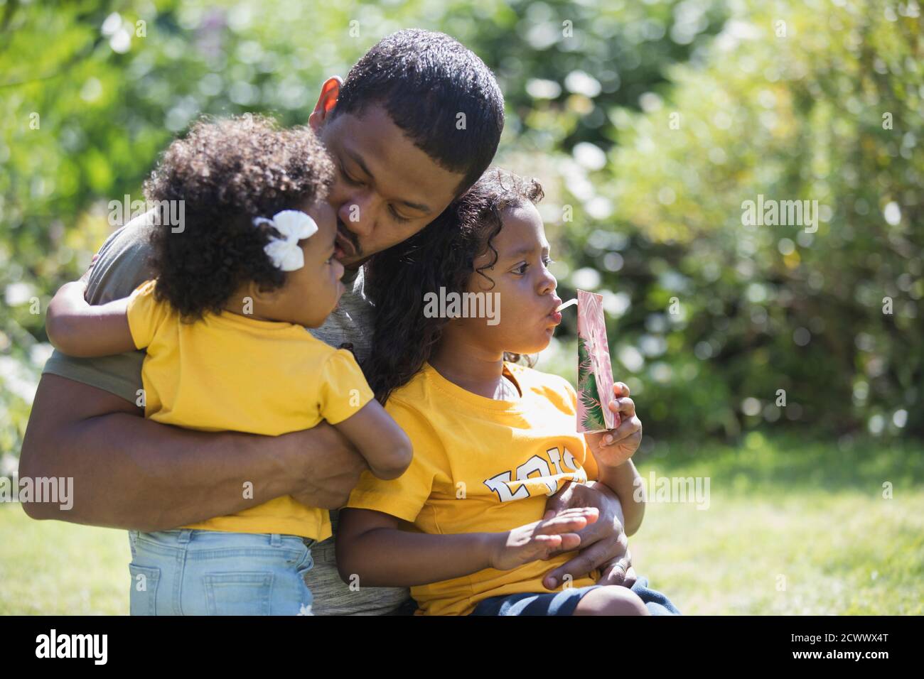 Black father and daughter hugging hi-res stock photography and images - Alamy