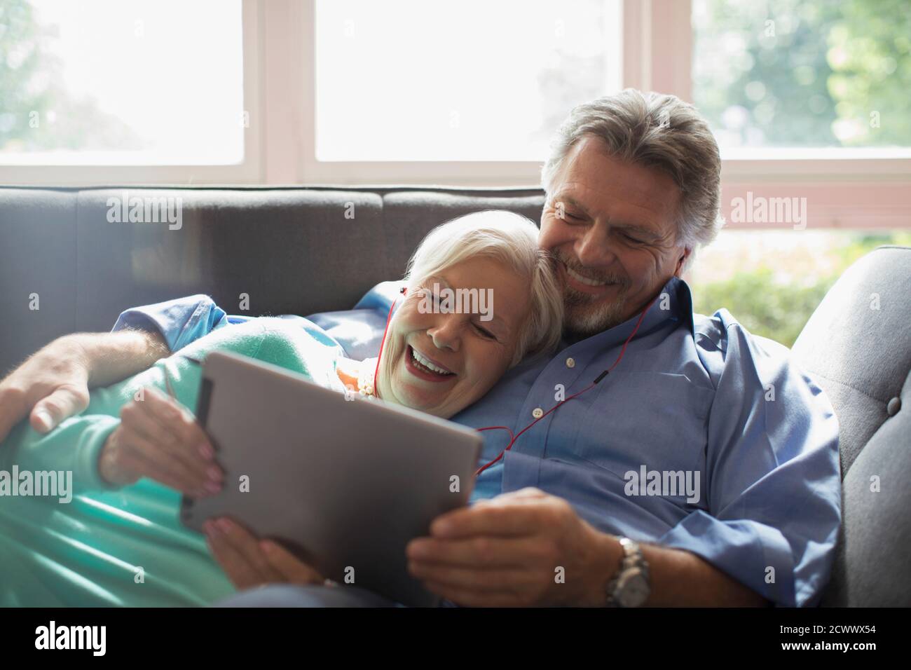 Couple sharing headphones hi-res stock photography and images - Alamy