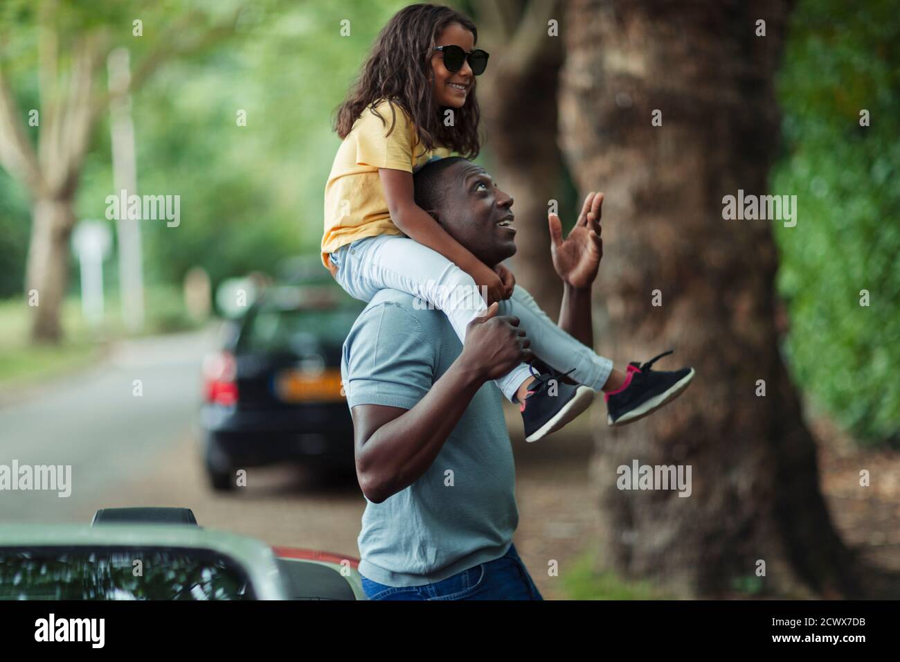 Carry on shoulder hi-res stock photography and images - Alamy