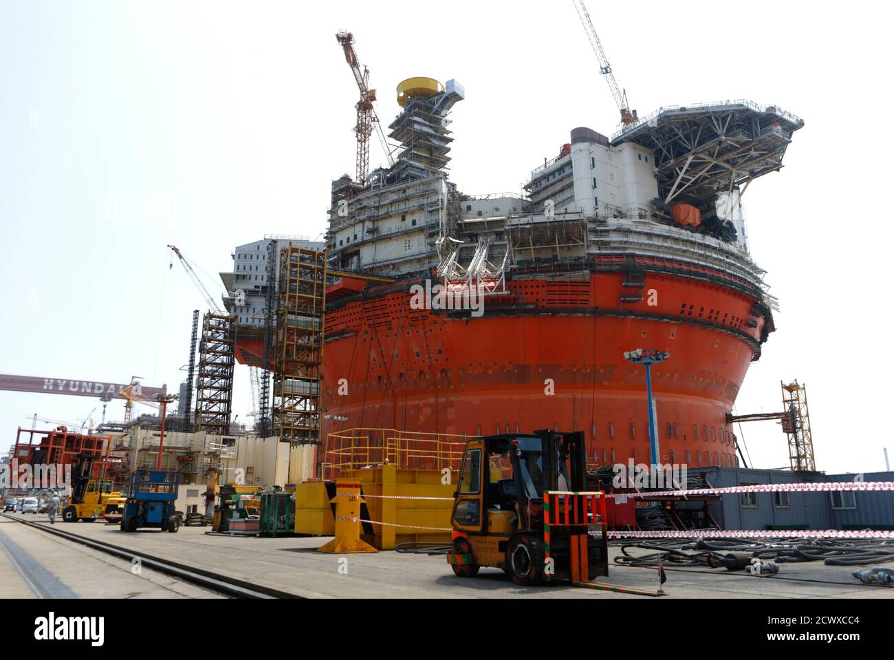 Hyundai heavy industries shipyard hi-res stock photography and images ...
