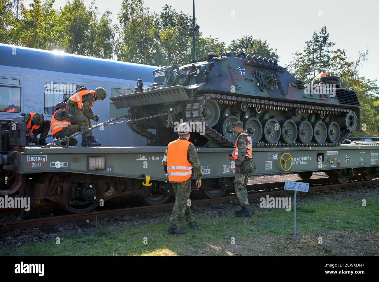 30 September 2020, Brandenburg, Wustermark/Ot Elstal: After a Leopard 1 ...