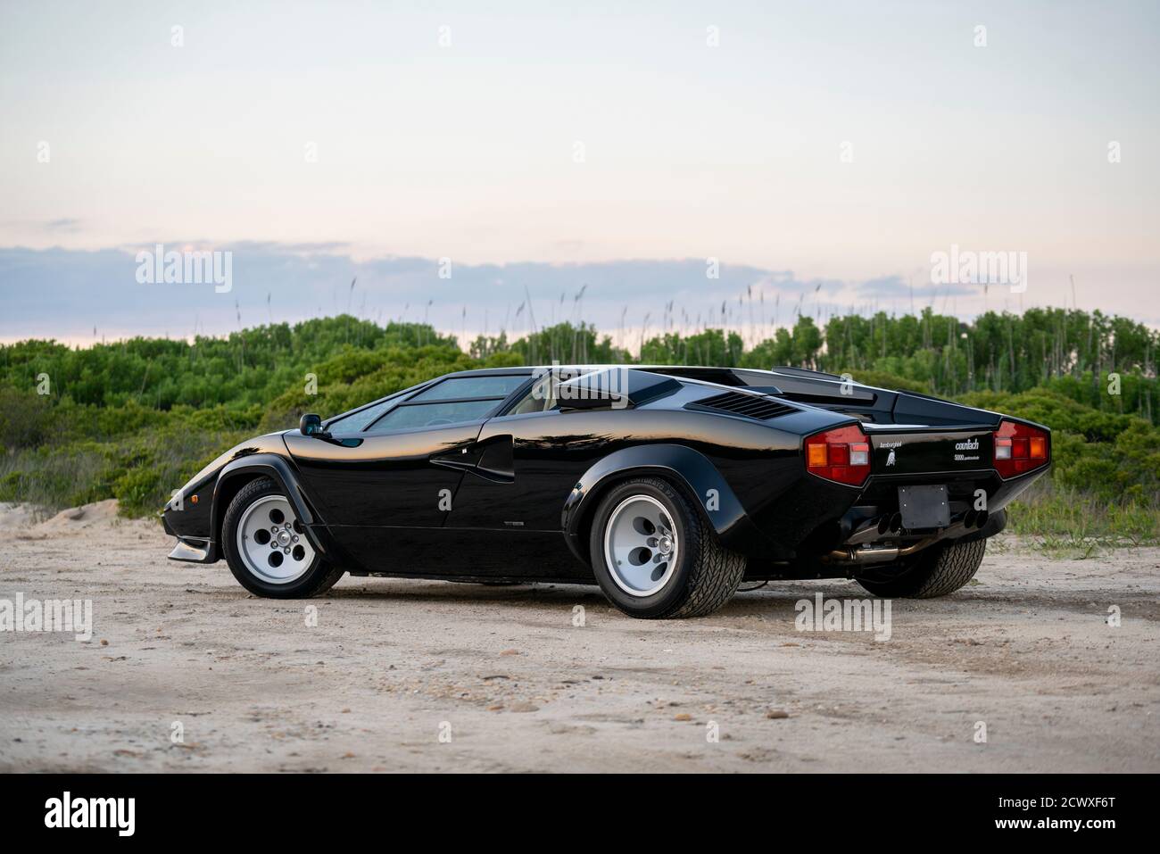 Rear 3/4 view of a 1985 Lamborghini Countach 5000QV Stock Photo - Alamy