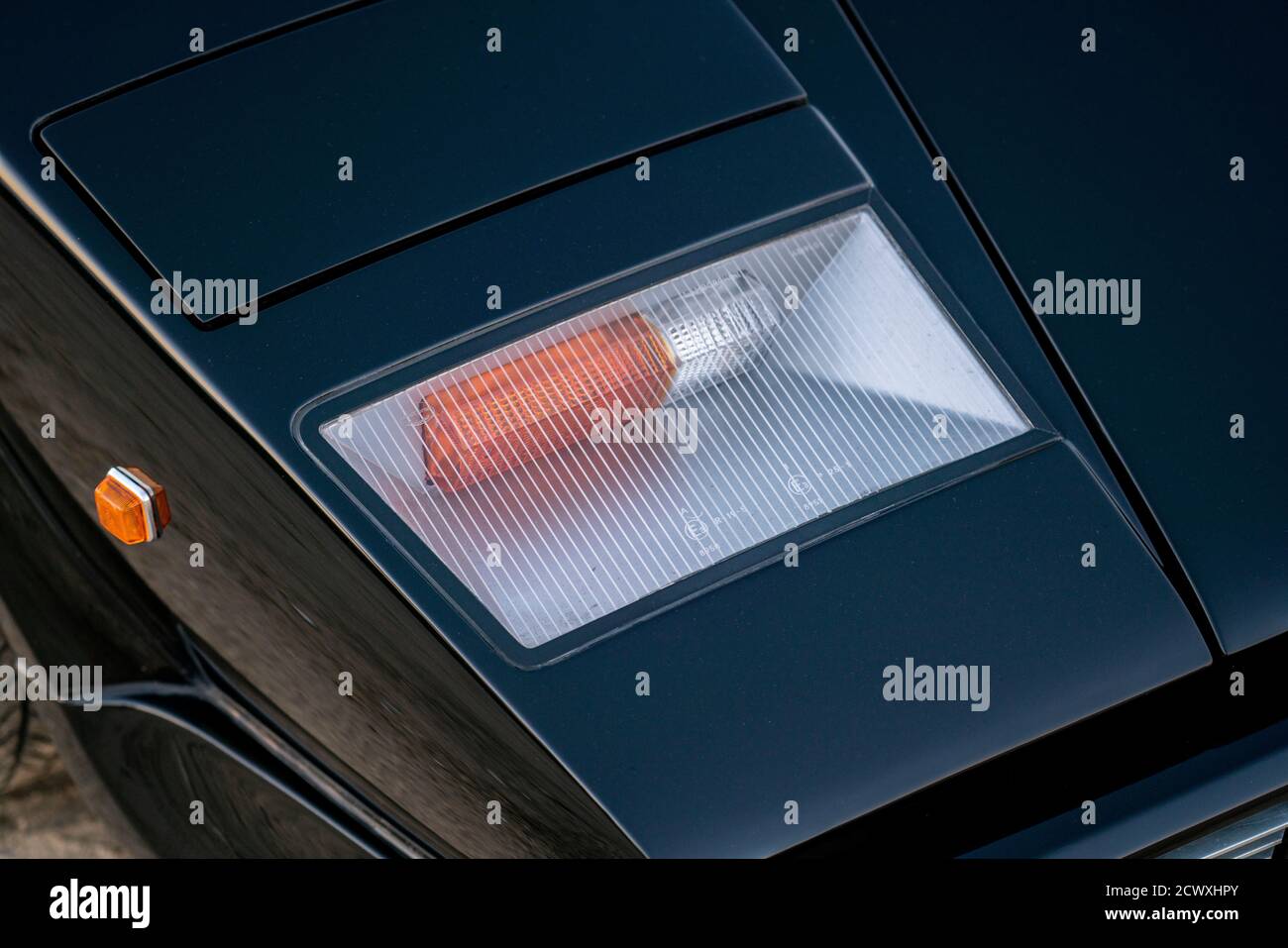 Headlight closeup of a 1985 Lamborghini Countach 5000QV Stock Photo - Alamy