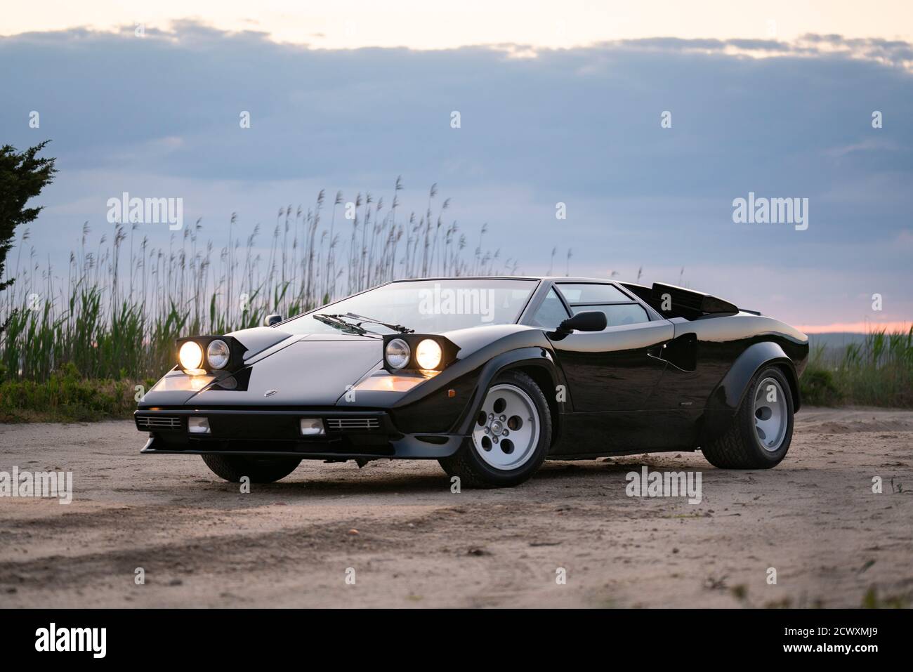 Front 3/4 view of a 1985 Lamborghini Countach 5000QV Stock Photo - Alamy