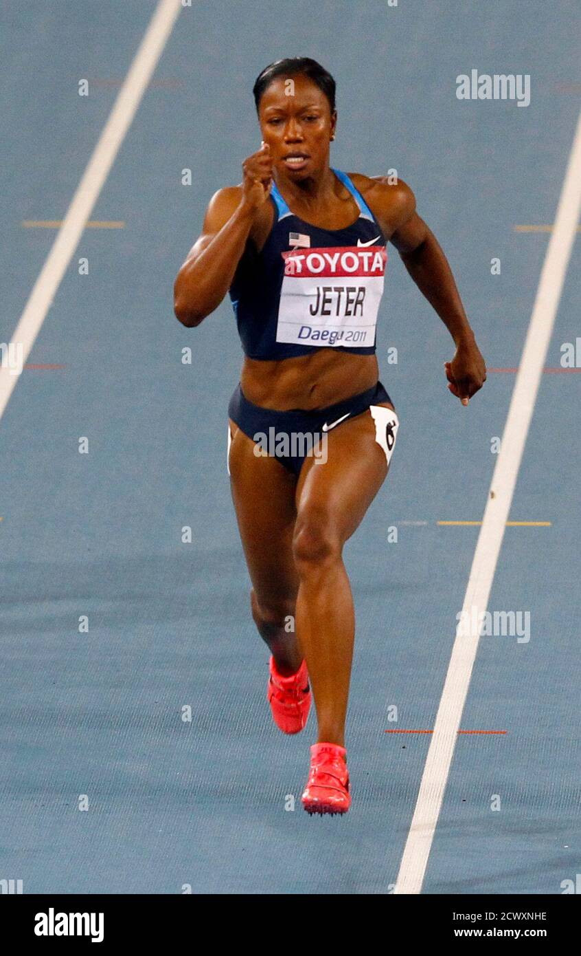 Carmelita jeter finish line hi-res stock photography and images - Alamy