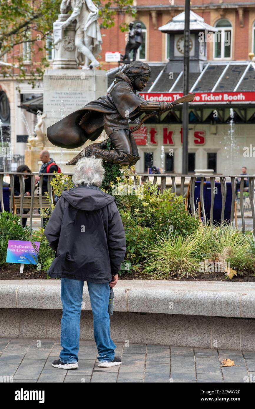 Statues Harry Potter High Resolution Stock Photography and Images - Alamy