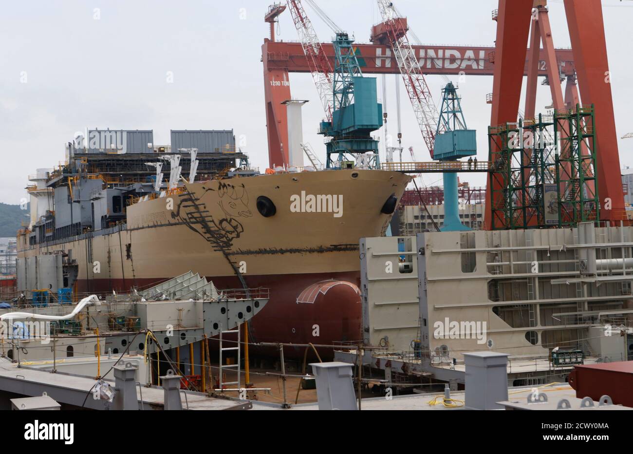 Shipyard hyundai heavy industries seen hi-res stock photography and ...