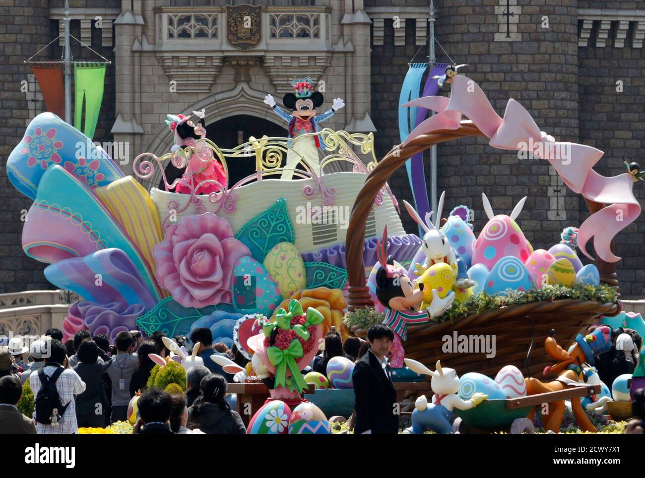 Mickey mouse and minnie mouse float hi-res stock photography and images ...