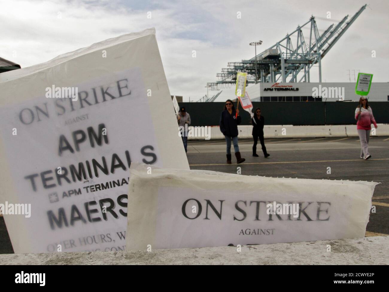 Shipping container on beach hi-res stock photography and images - Alamy