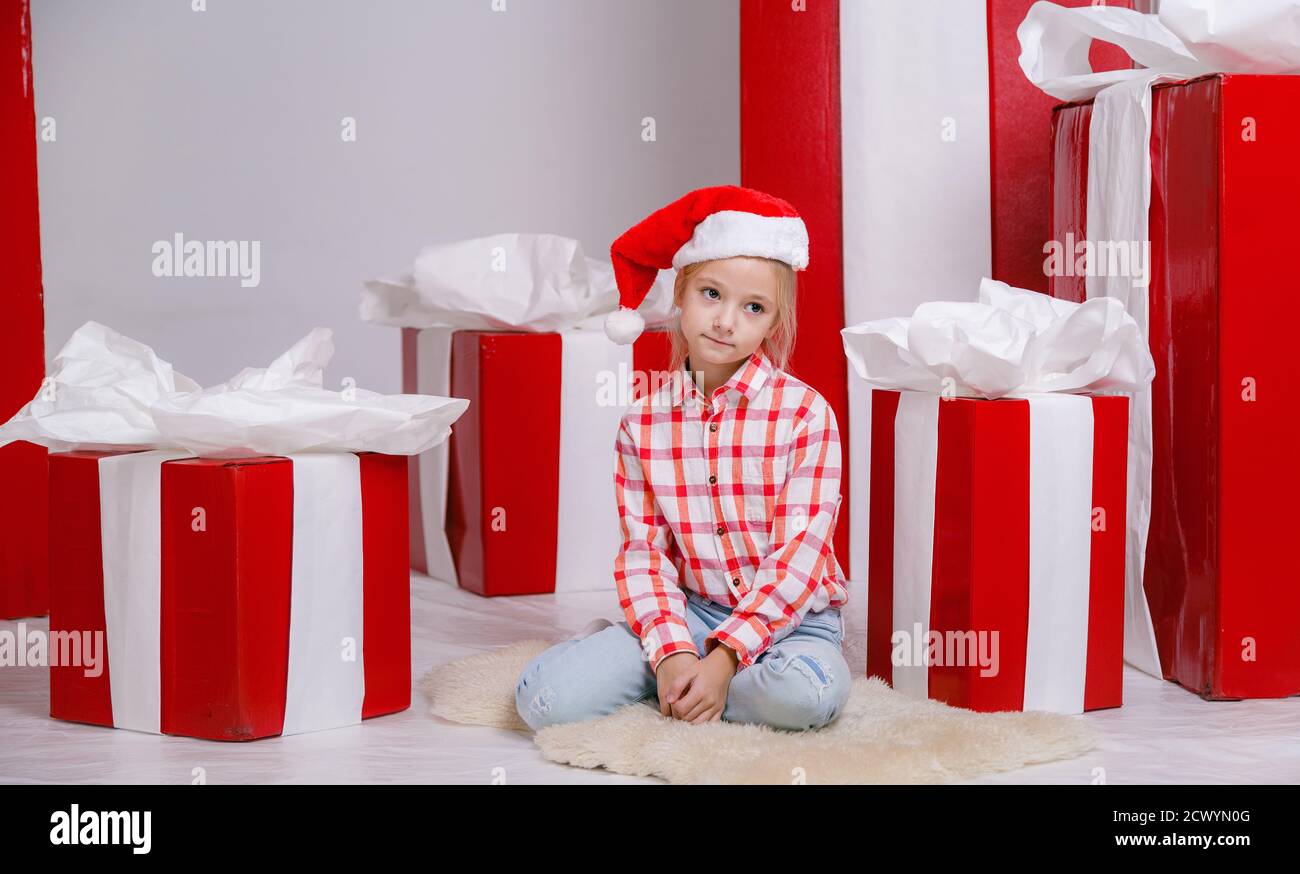 Portrait of cheerful elf kid smiling and ready to help in christmas ...