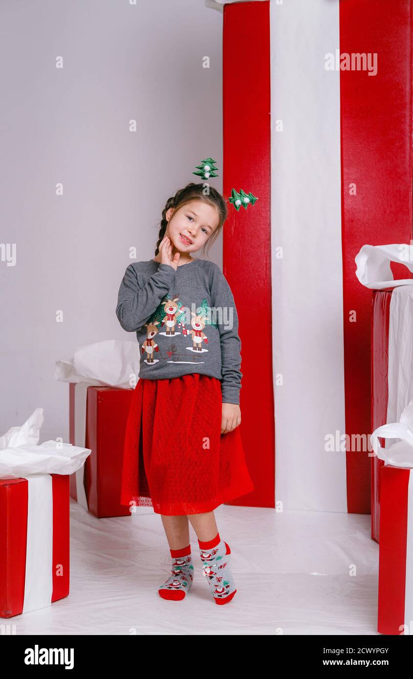 Portrait of cheerful elf kid smiling and ready to help in christmas ...