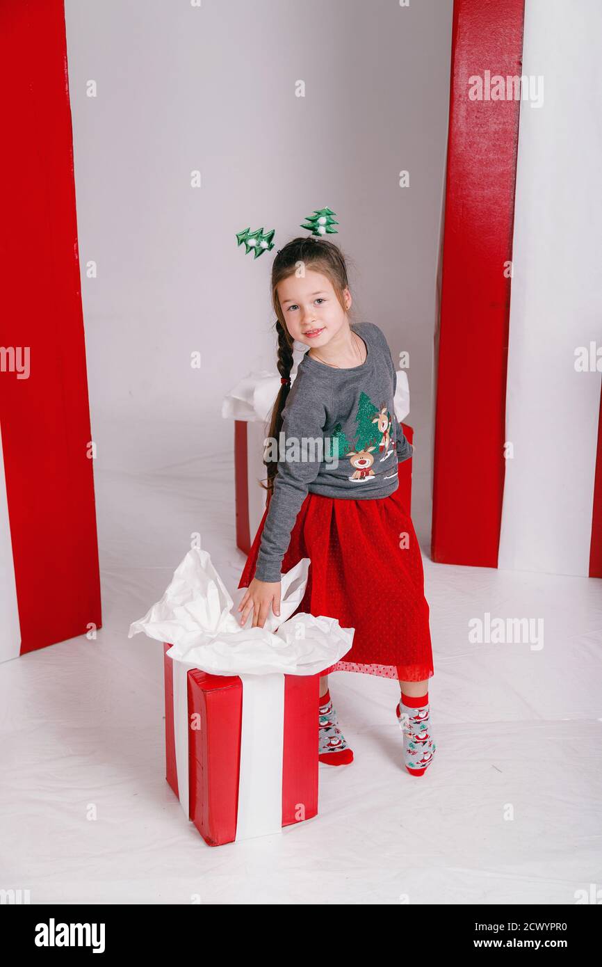 Portrait of cheerful elf kid smiling and ready to help in christmas ...