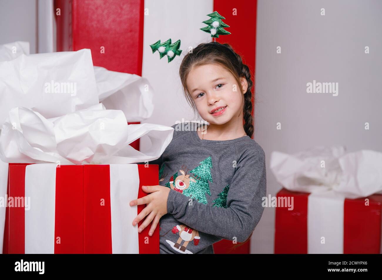 Portrait of cheerful elf kid smiling and ready to help in christmas ...