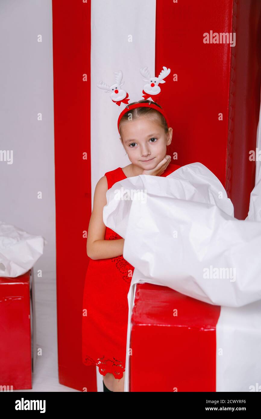 Portrait of cheerful elf kid smiling and ready to help in christmas ...