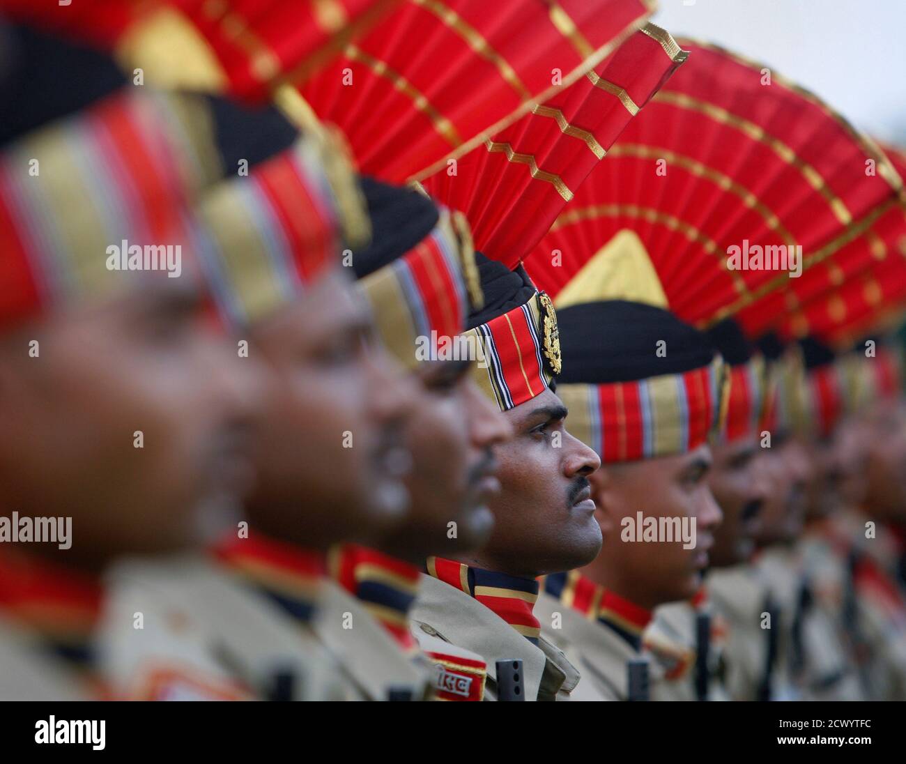 India's border security force soldiers hi-res stock photography and ...