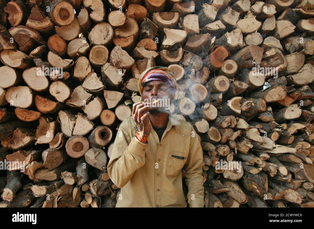 Bidi indian cigarette hi-res stock photography and images - Alamy