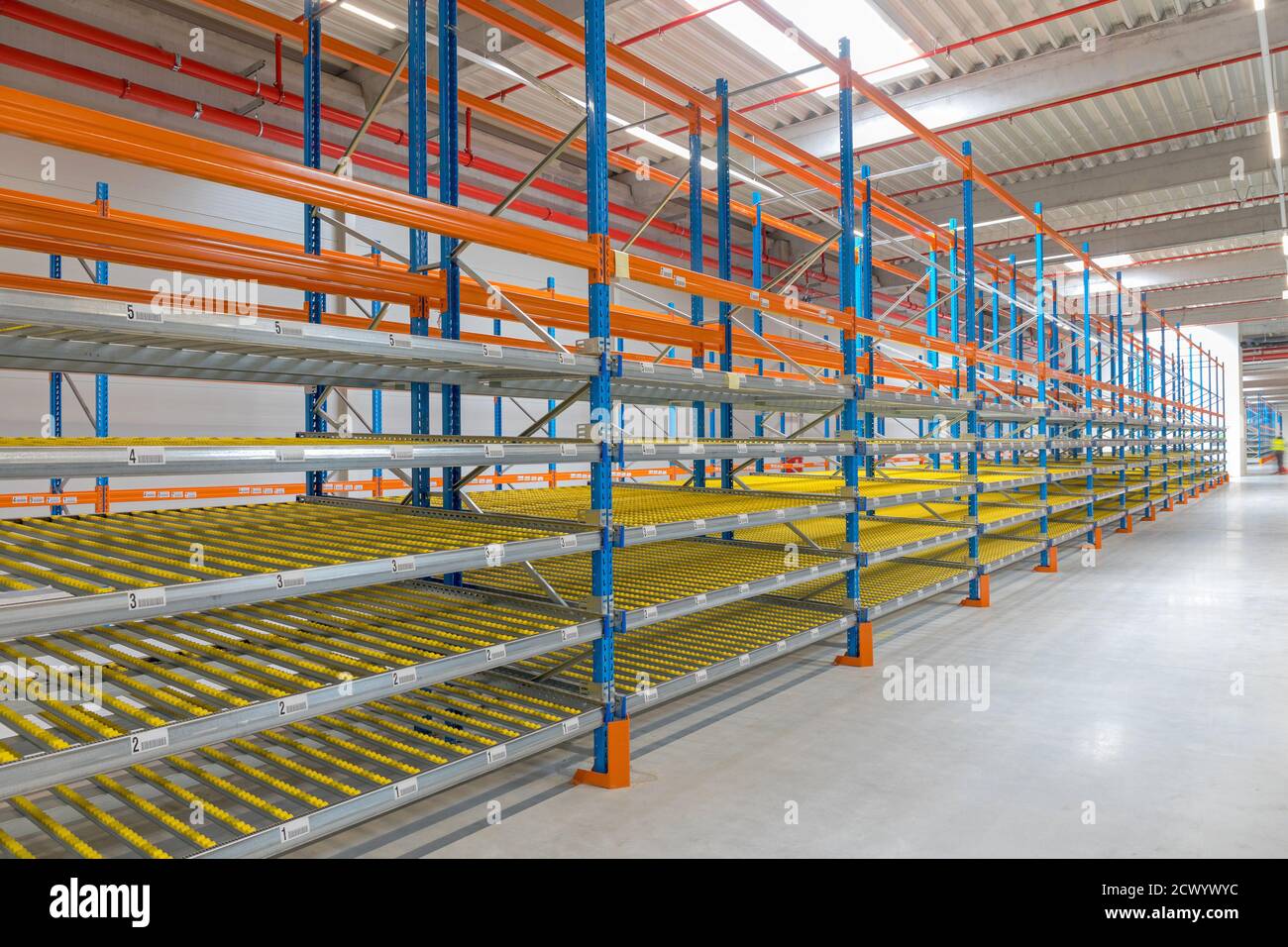 Gravity Flow Rack Shelving in Distribution Warehouse Stock Photo - Alamy