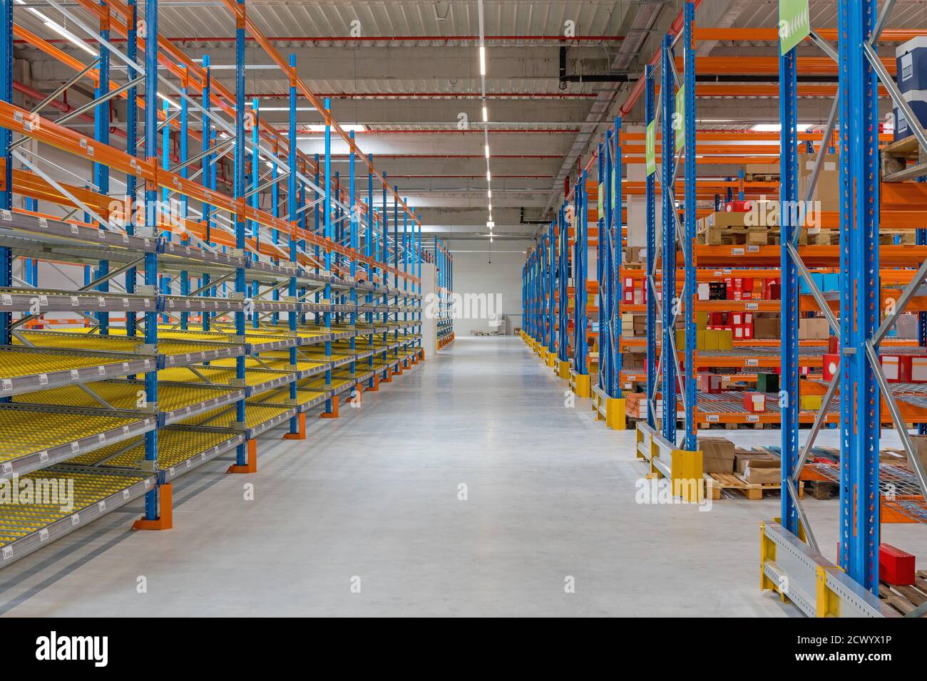 Gravity Flow Rack Shelving in Distribution Warehouse Stock Photo - Alamy